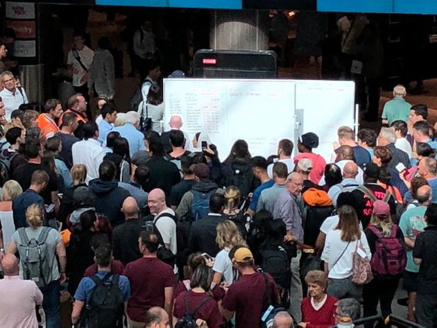 공항 전산시스템 오류로 '화이트보드 시간표'가 등장했다 (사진)