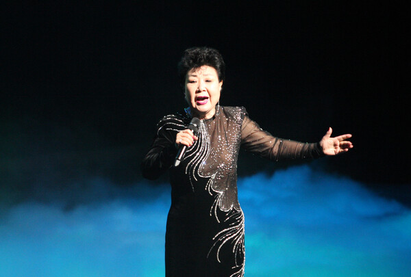 “이가 확 빠질 때까지 노래할 것” 66년 동안 오로지 ‘음악’뿐이던 가수 현미가 부른 노래들은 그의 생과 맞닿아있다