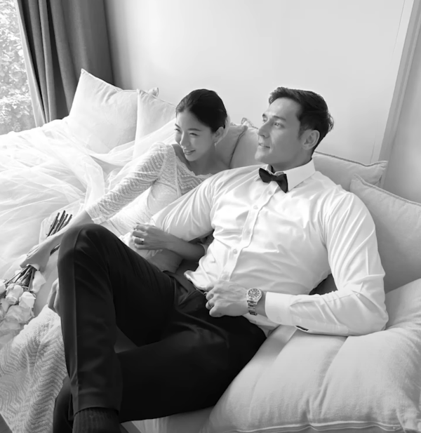 "휴대폰으로.." 줄리엔강-제이제이 웨딩 화보에 사용된 비용은 화려함 가득한 사진과는 영 딴판이라 순간 흠칫 놀라게 된다