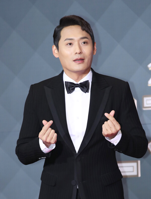 '학씨 아저씨' 44세 배우 최대훈의 아내: 평범한 비연예인이 전~혀 아니었다